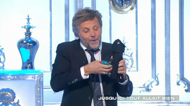 Stéphane Guillon décapite "Barbie Daech" dans "Salut les terriens ...