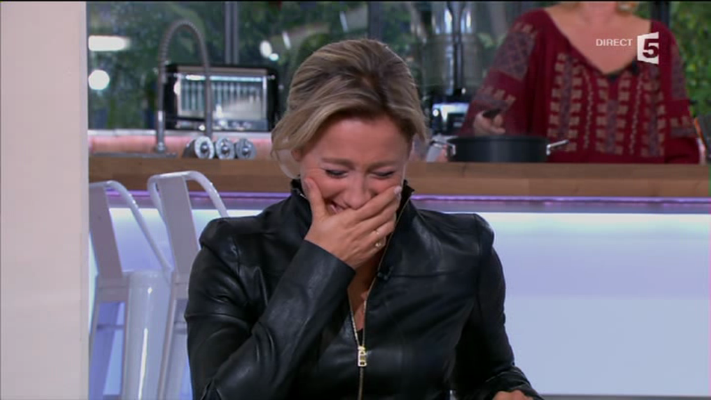 Fou rire interminable d'Anne-Sophie Lapix dans "C à vous" sur France 5 - Puremédias