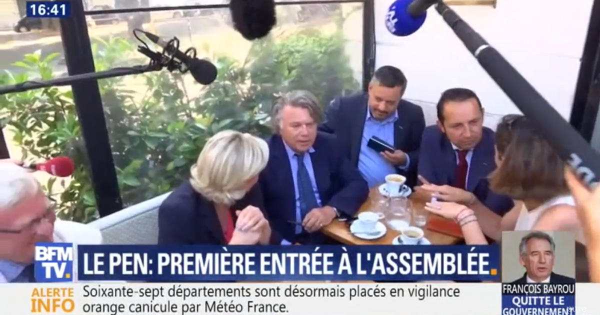 Gilbert Collard traite des journalistes de "cons" et compare Ferrand et ...