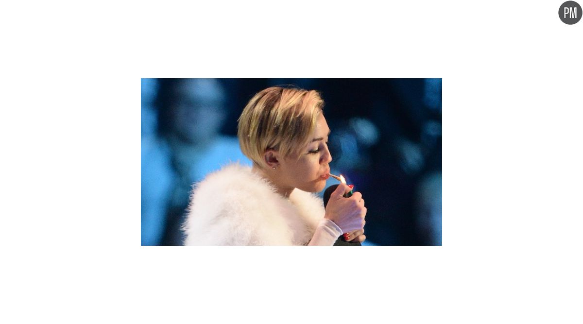 Photo : Miley Cyrus allume un joint aux MTV Europe Music Awards 2013 ...