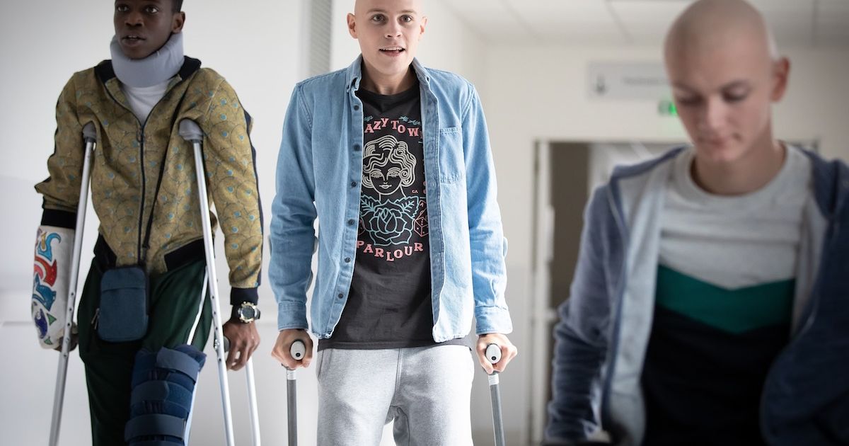 "Les Bracelets Rouges" : Que vaut la saison 2 de la série à succès de ...