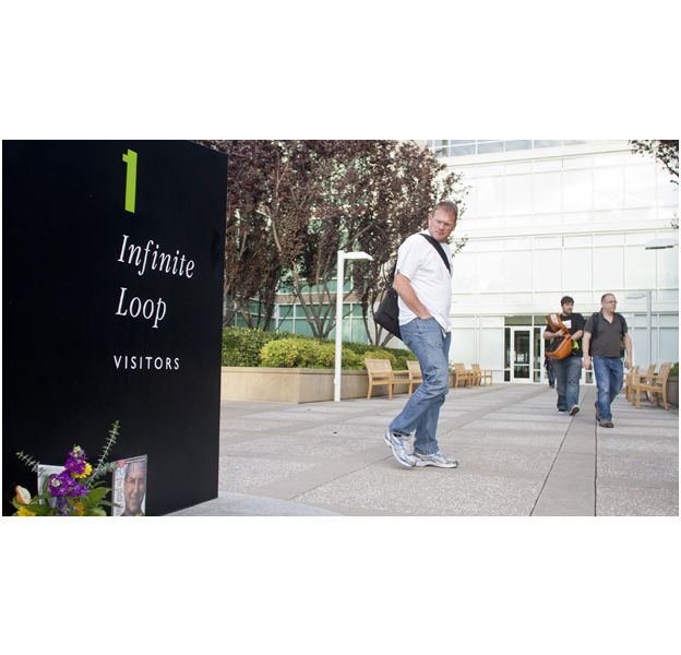 Hommage à Steve Jobs au siège d'Apple à Cupertino, en Californie ...