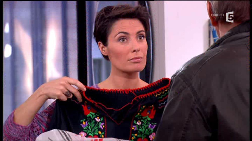 Michel Houellebecq offre un pull improbable à Alessandra Sublet ...