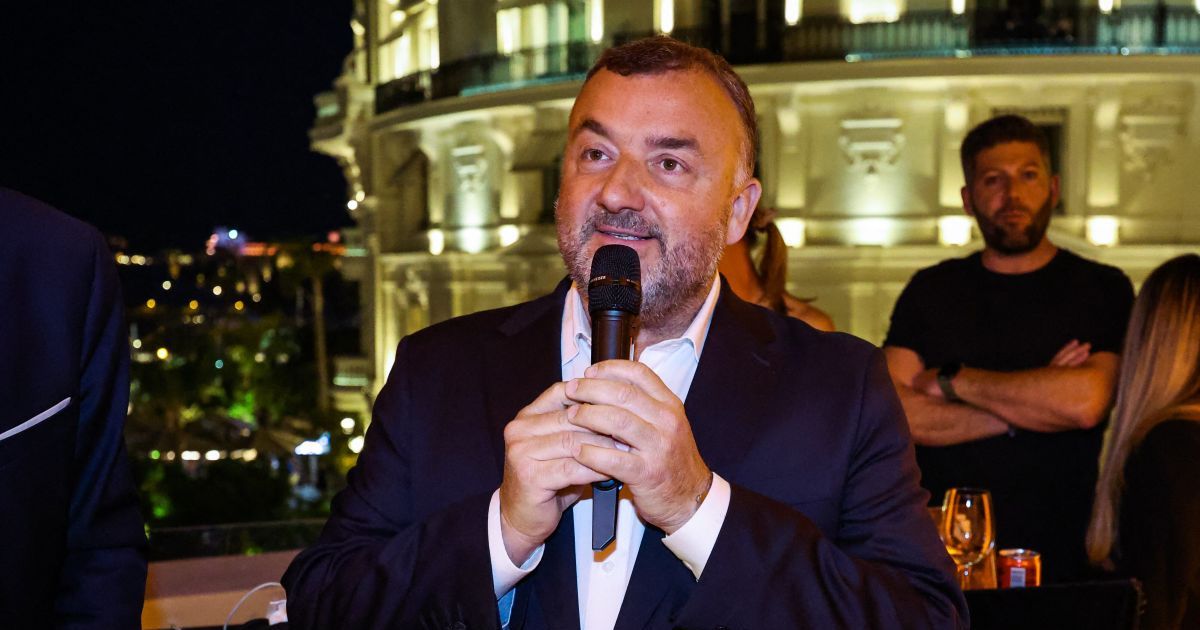 Gérald-Brice Viret impose une double page sur le cardinal François ...