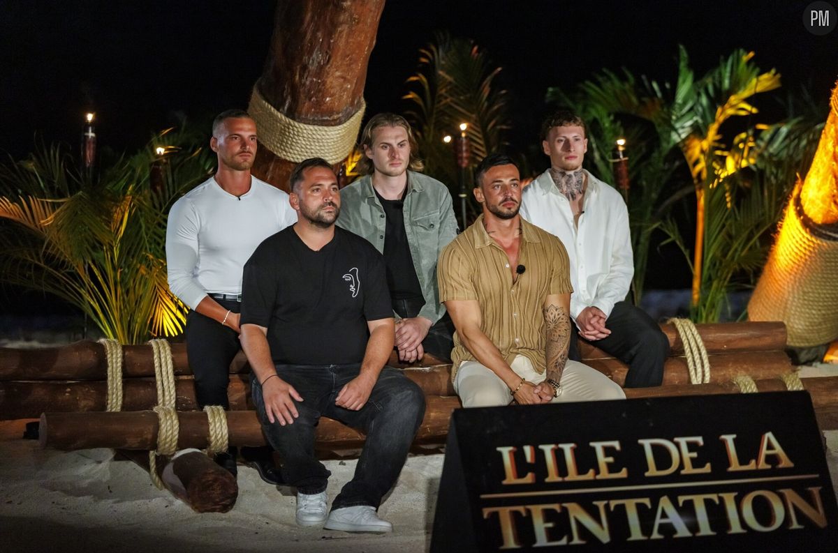 Photo : Les hommes en couple lors d'un feu de camp sur "L'île de la ...